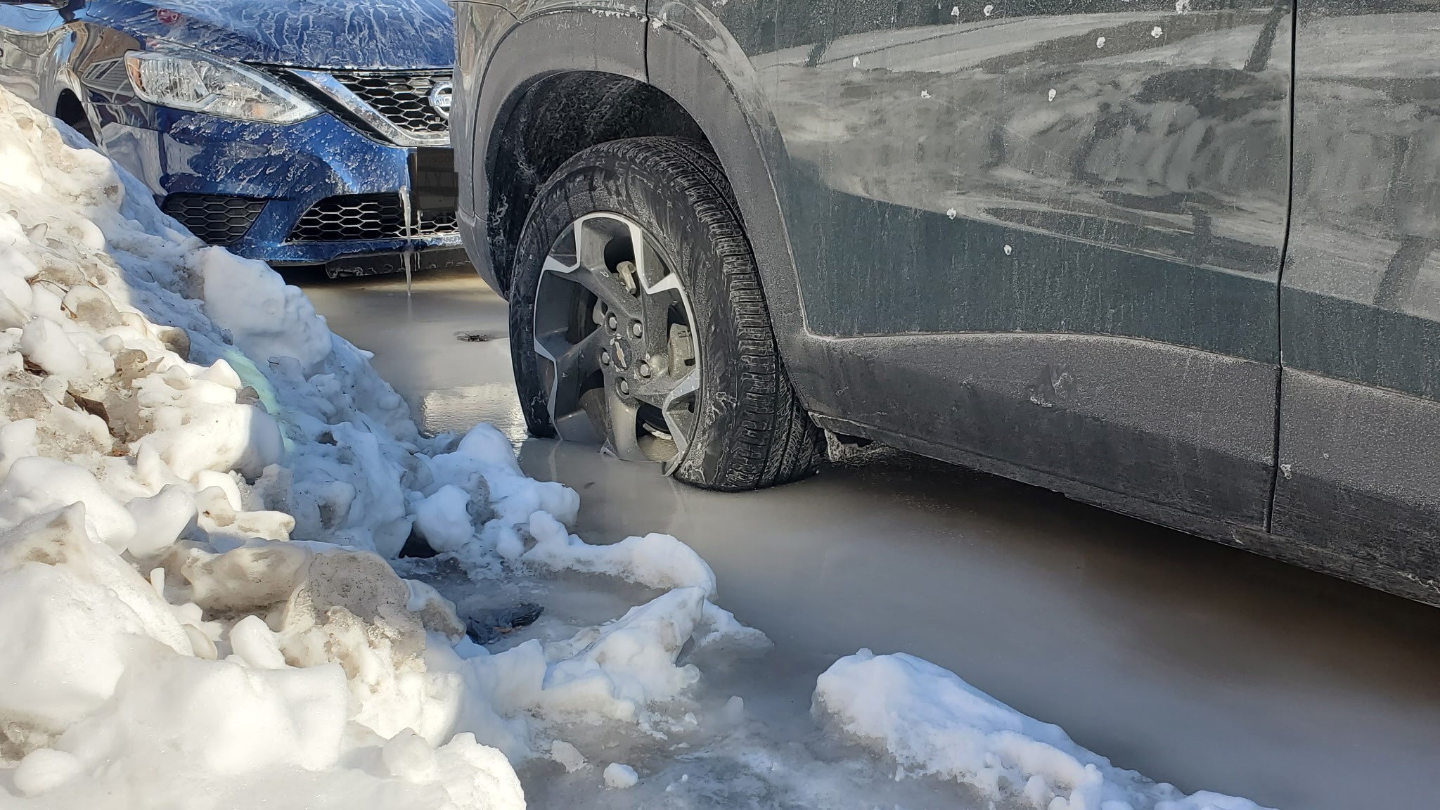 Cars frozen to the ground on Milwaukee's east side - WTMJ