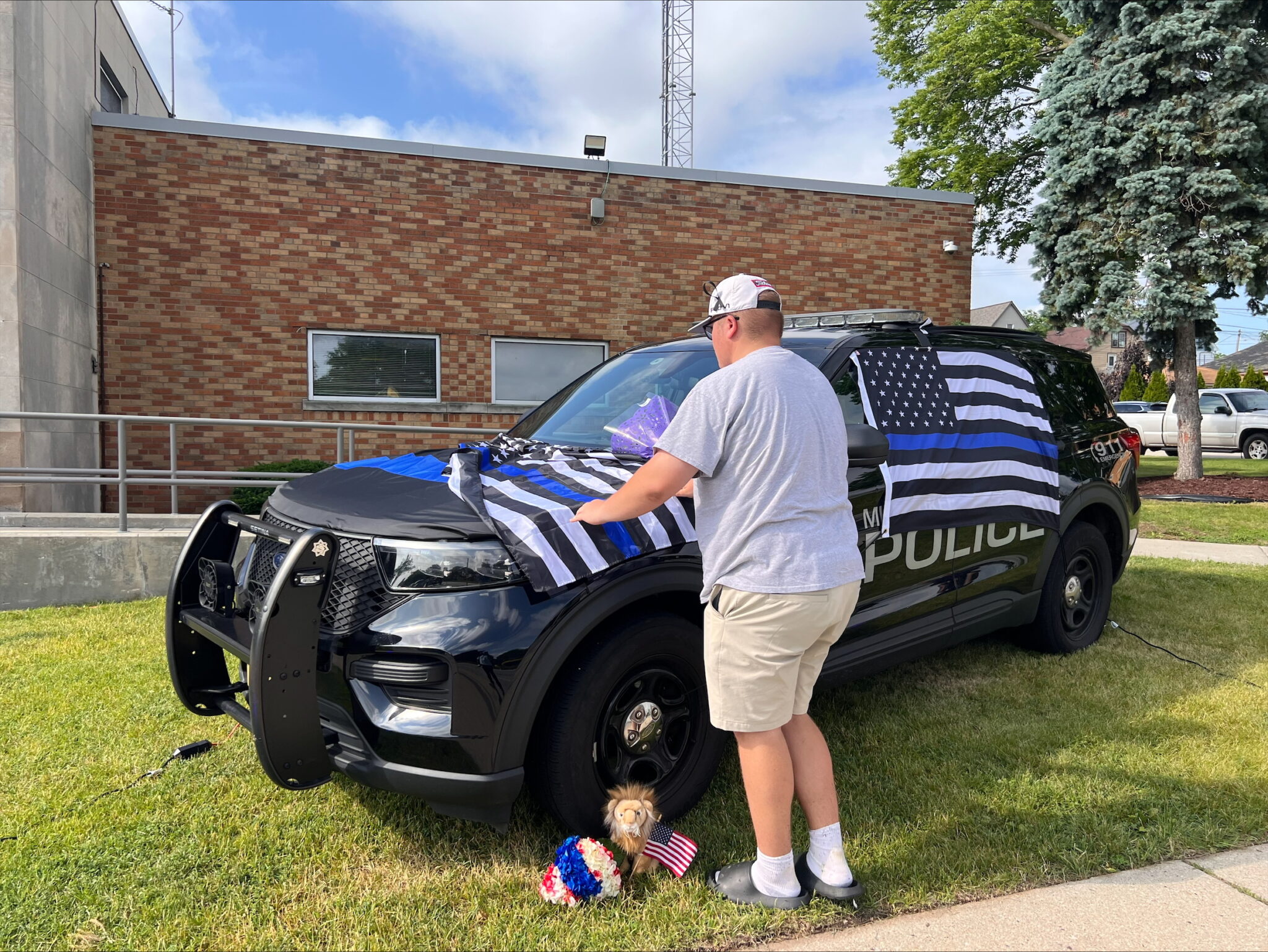Community gathers at MPD District 2 to honor fallen Officer Kendall ...