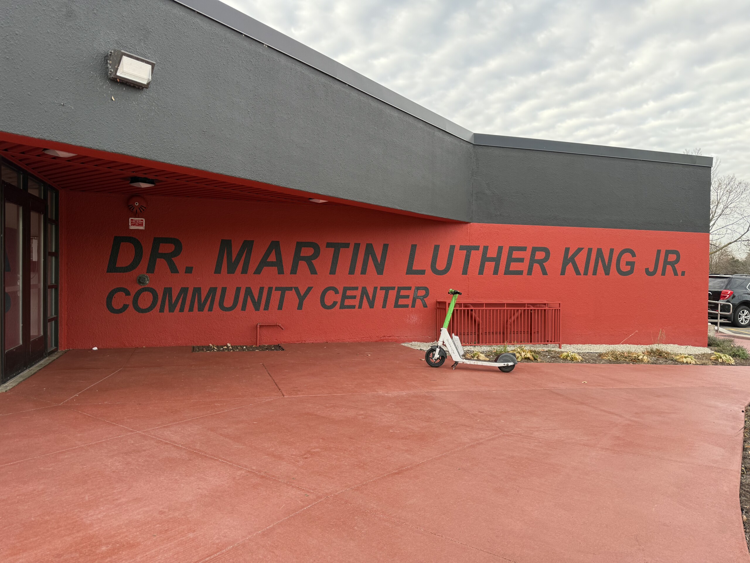 MLK Community Center serves hundreds at annual Thanksgiving giveaway - WTMJ