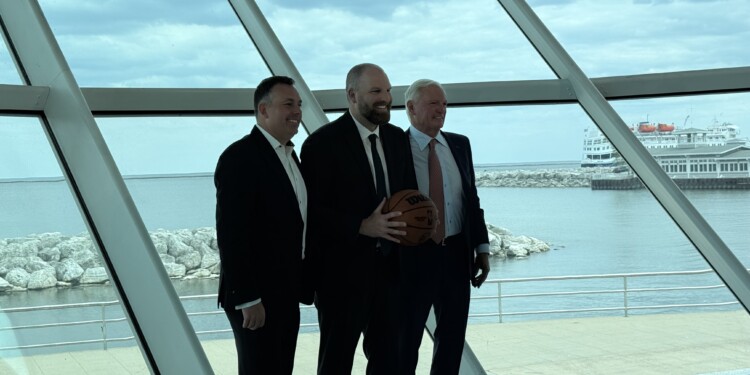Bucks introduce new head coach Taylor Jenkins at Milwaukee Art Museum ...
